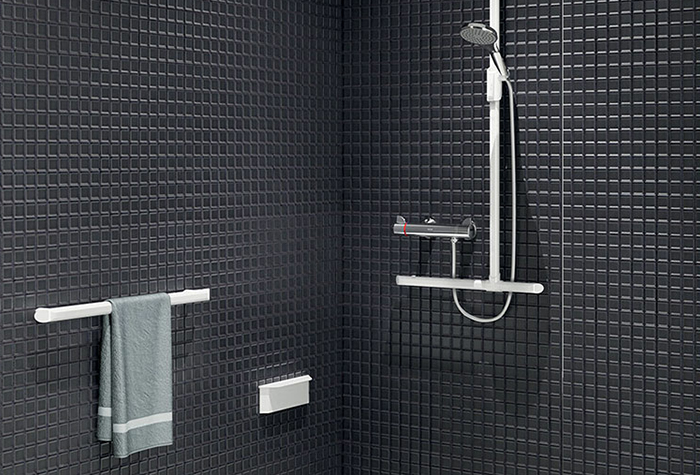 Salle de bain PMR : les normes évoluent, les produits aussi